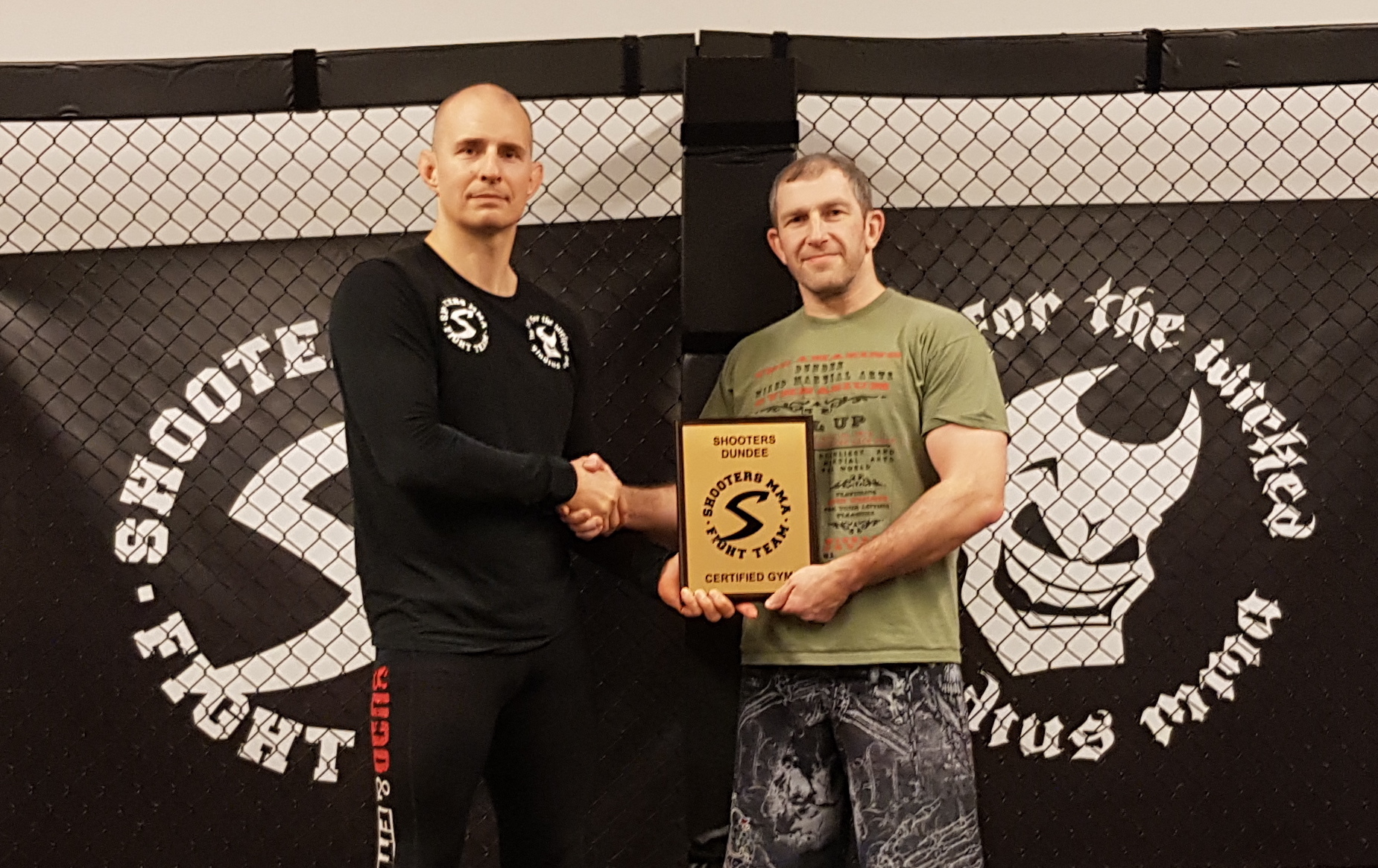 Billy Beckers receives the affiliation plaque - Shooters MMA