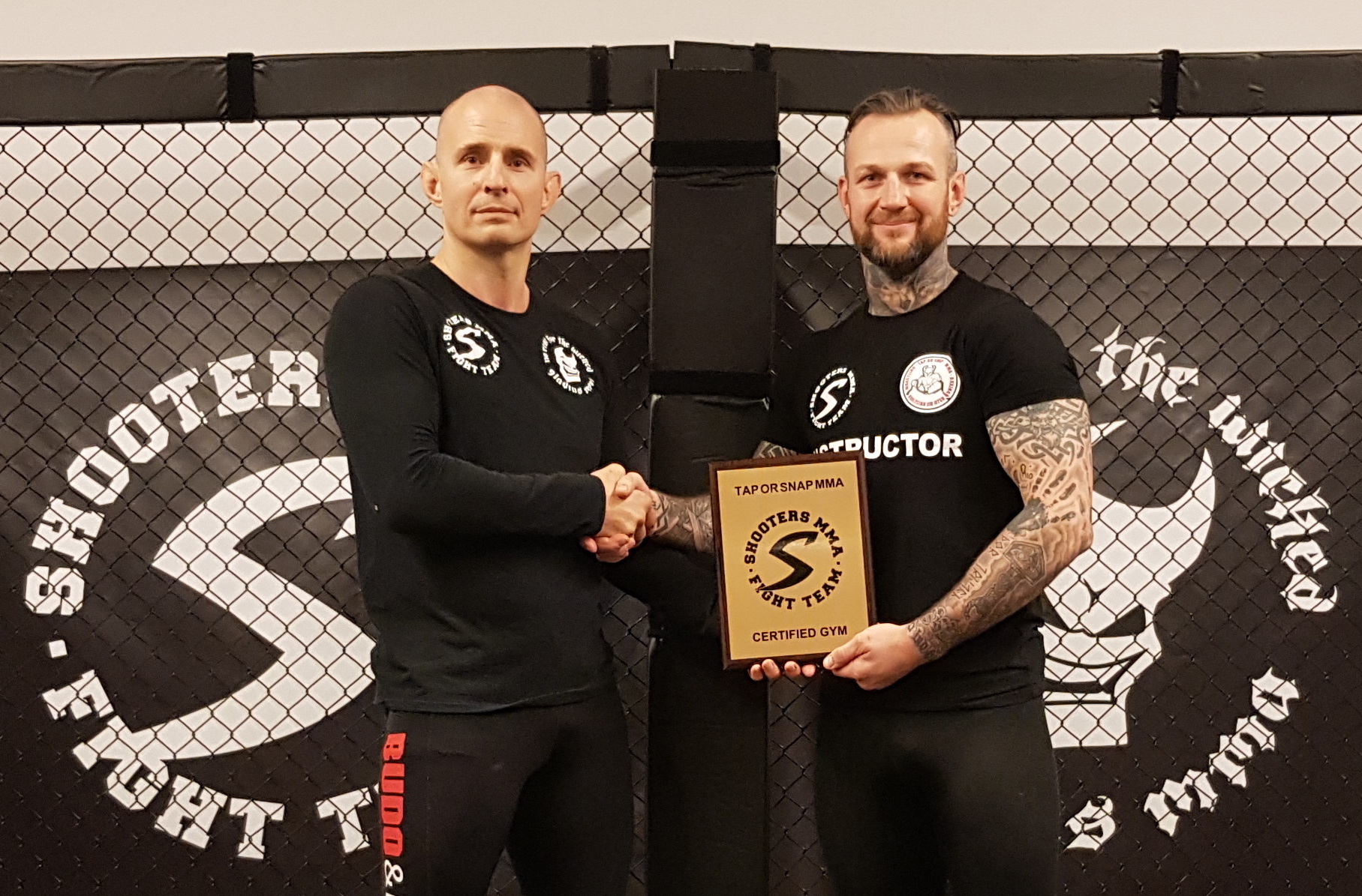 Christian Smith receives the affiliation plaque - Shooters MMA